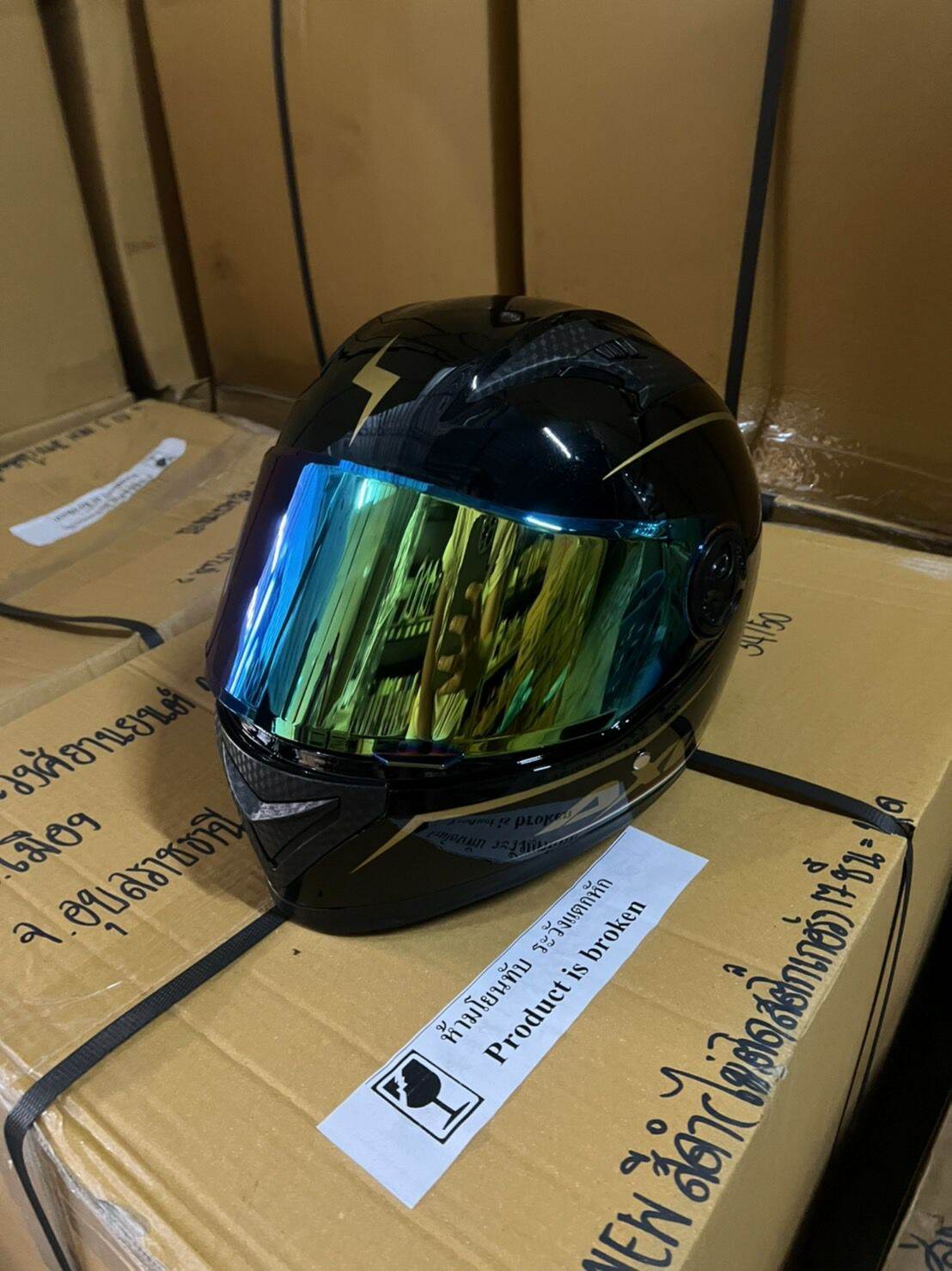 หมวกกันน็อค เต็มใบ ชิวหน้ารุ่ง AXK มี 2สี ดำแดง และ ดำทอง เงาและสวยมาก ...