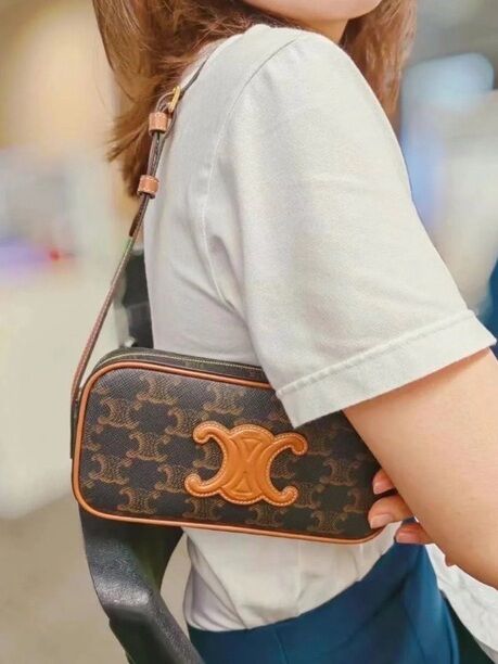 Celine mini Camera Shoulder Bag ตัวกระเป๋าหนังPuพิมพ์ลายเย็บเเต่งโลโก้ ...