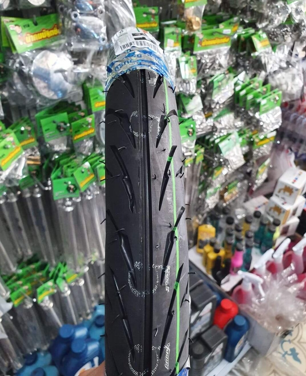 ยาง ลายแบทแลค ยางนอก 70/90 17 เหมือน 2.50-17 ใช้กับวงล้อ 17 ลายนี้ ส่ง ...