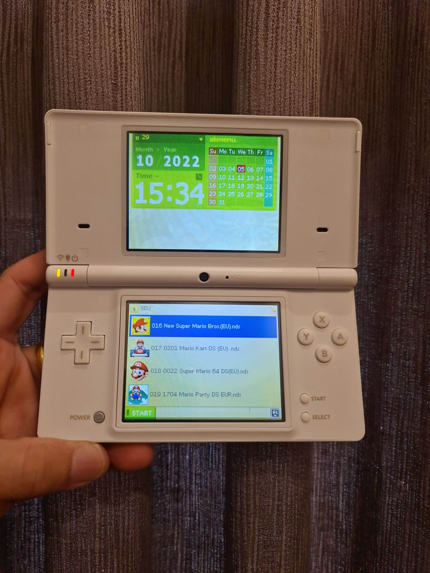 NDS-i สีขาวรุ่นล่าสุดก่อนเป็น3ds มีตลับ R4 เมม 32 gb ลงเกม ds ไว้ 300 ...