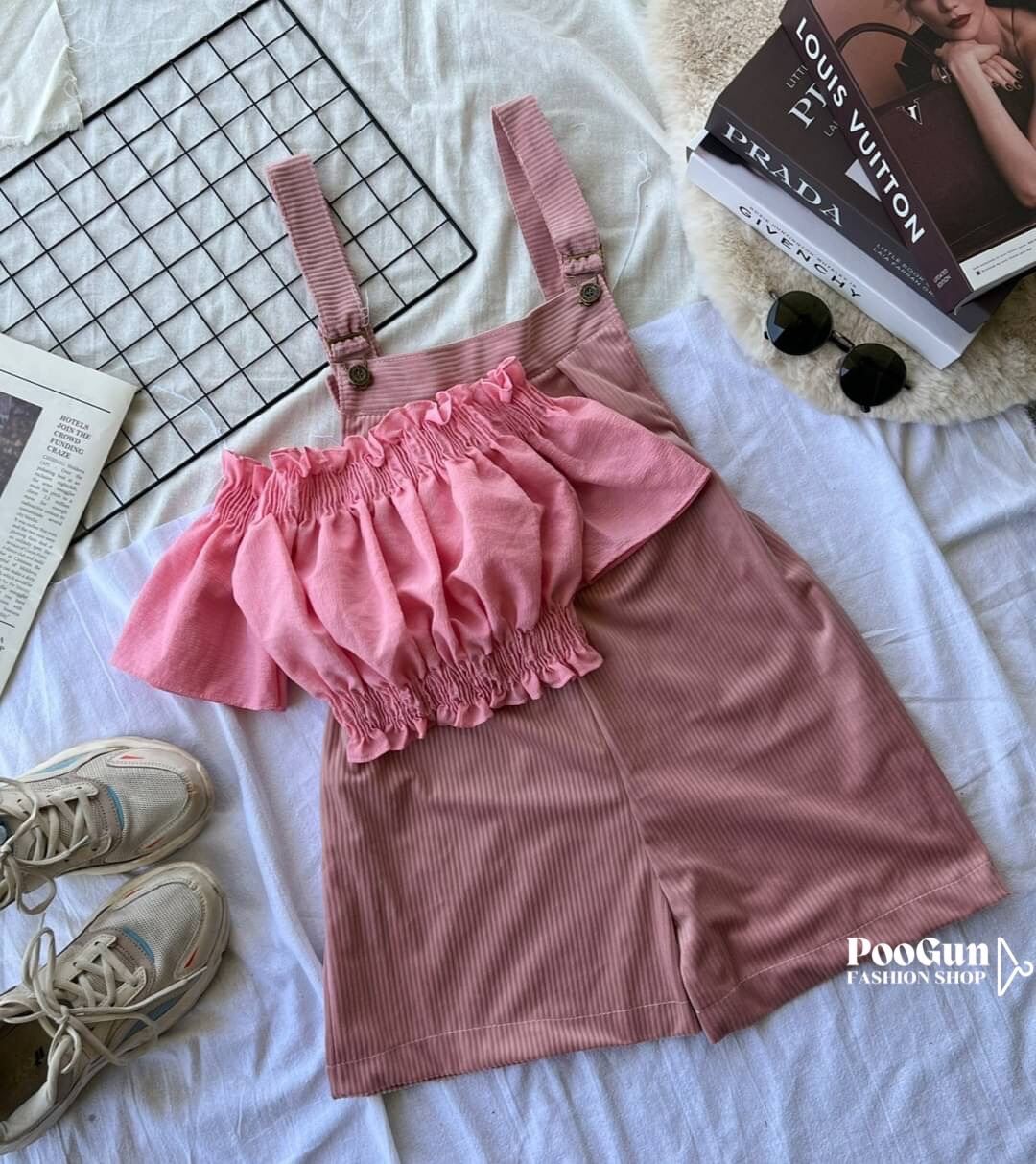 Set2ชิ้น เซทเอี๊ยม เสื้อปาดไหล่ + เอี๊ยมขาสั้น ผ้าร่อง ชุดเซ็ต เซต2ชิ้น ♾️ PooGun Shop ♾️ ...