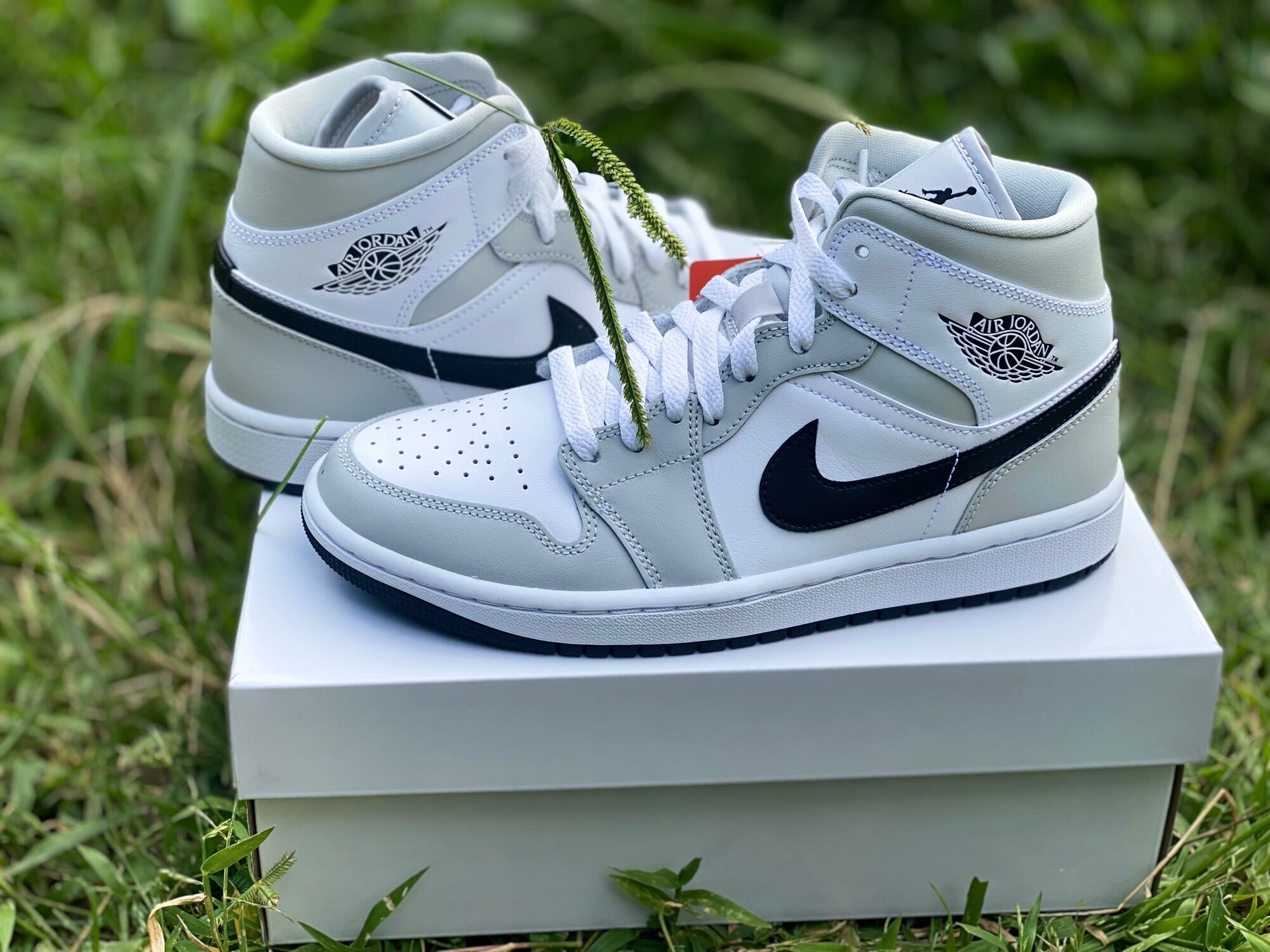 Nike Air Jordan 1 Mid Grey Fog ของแท้ 100% - Sneaker Studio - ThaiPick