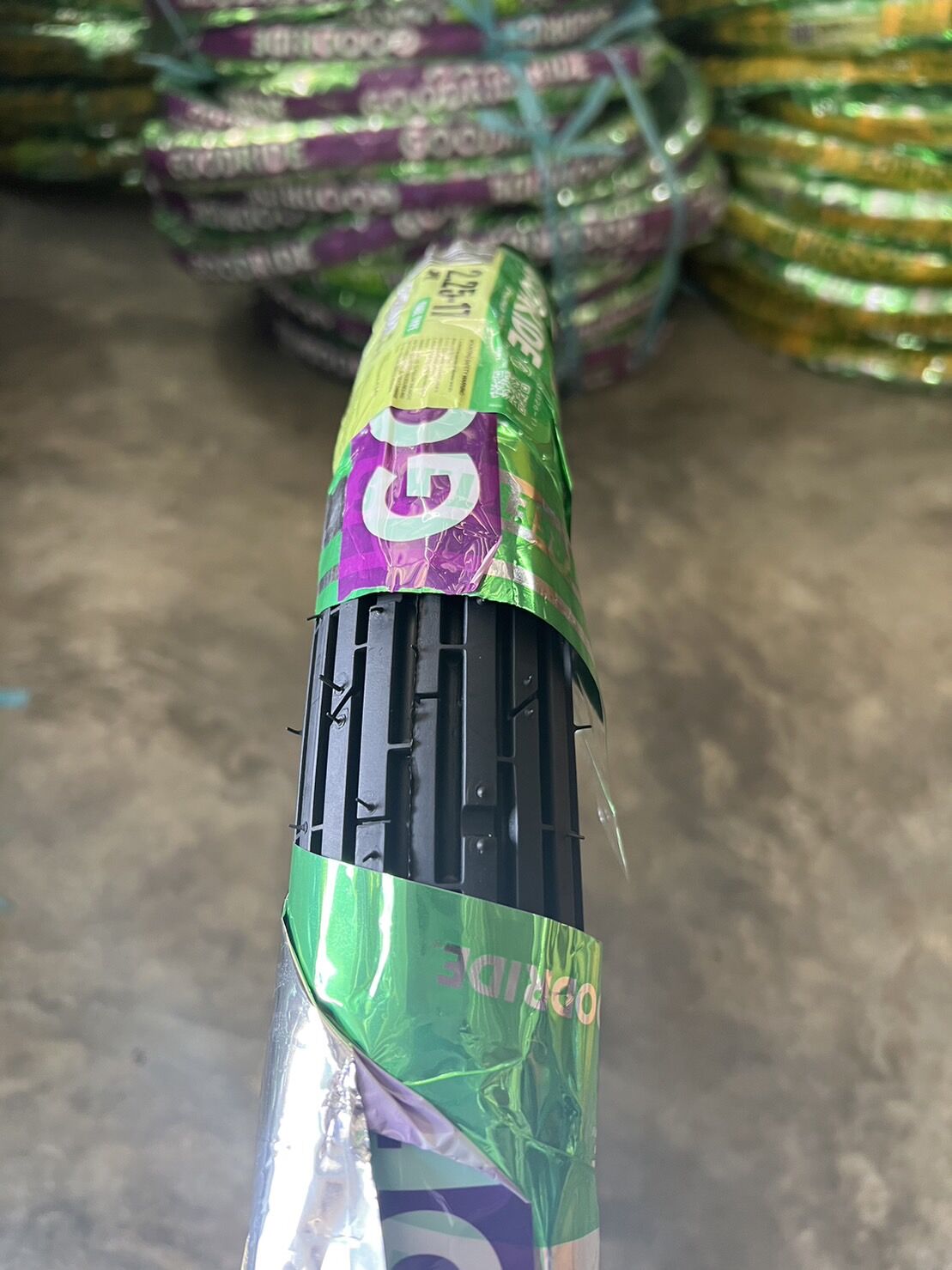 ชุดจับคู่ ยางนอก Goodride 2.25-17 ลายตรง H615 2.50-17 ลายเม็ดข้าวโพด ...