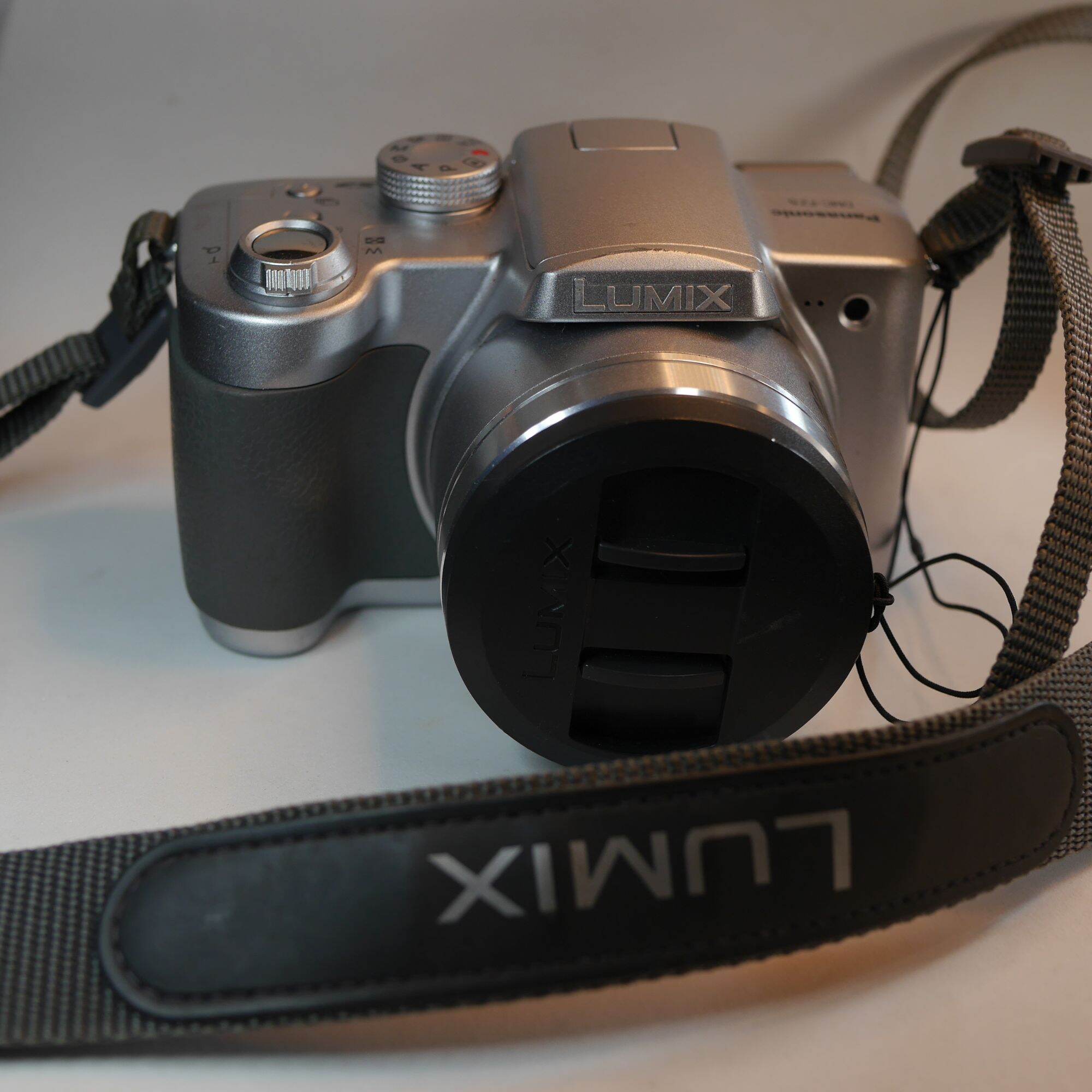 Panasonic Lumix FZ5 digital camera - Old man shop - ThaiPick