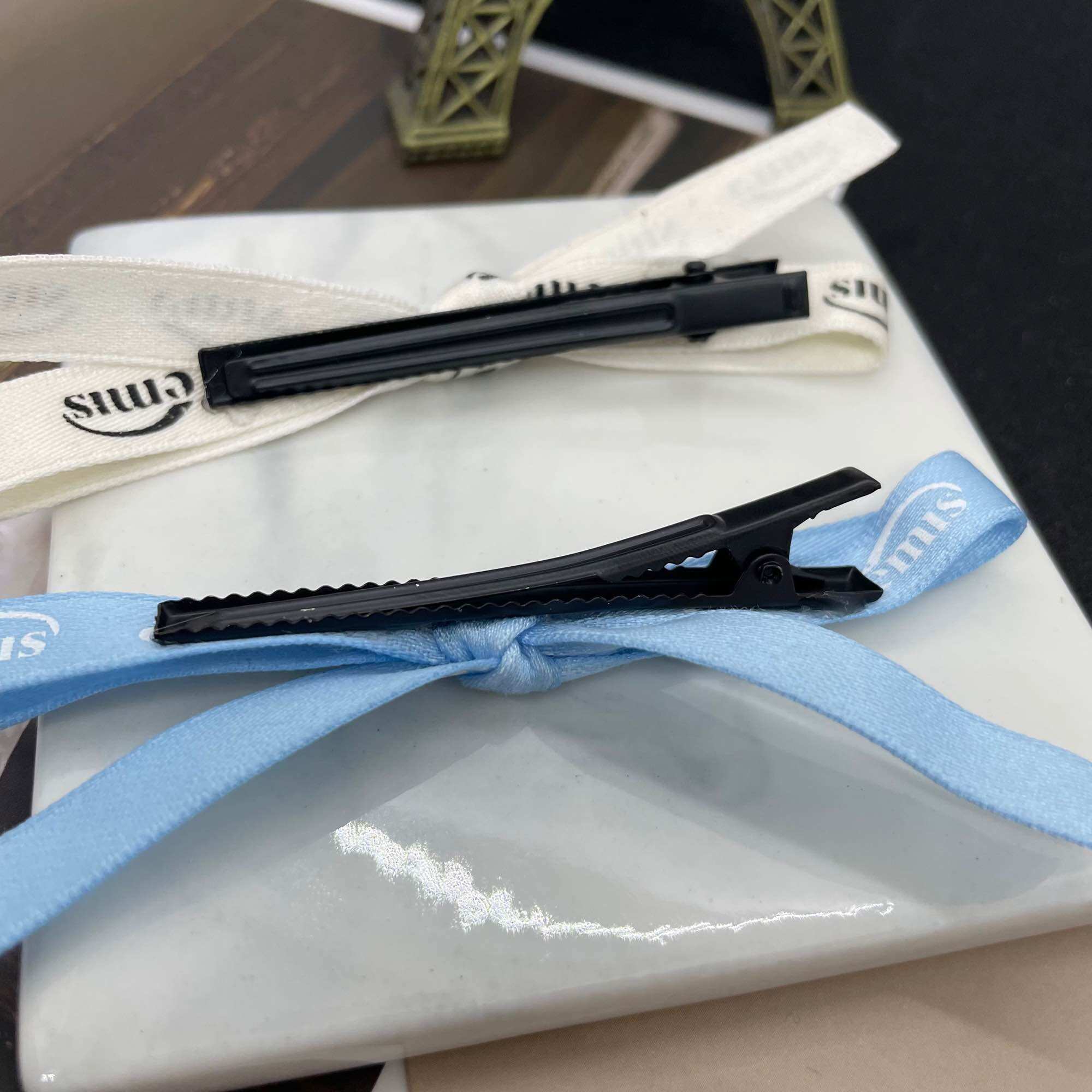 EMIS NEW LOGO RIBBON HAIR CLIP ที่หนีบผม ริบบิ้น โลโก้ใหม่ EMIS เกาหลี ...