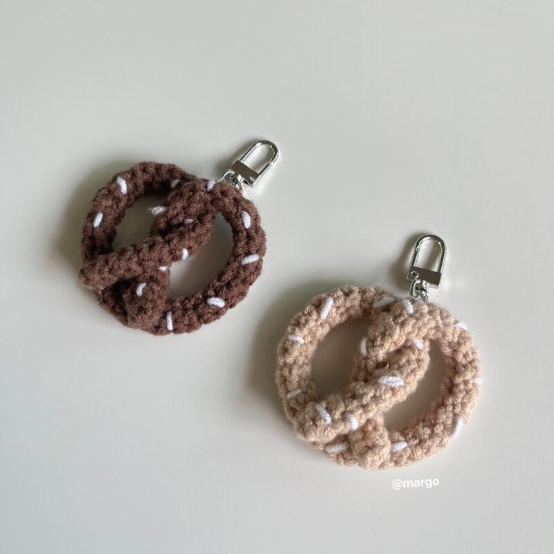 Pretzel keychain 🥨 พวงกุญแจเพรทเซลไหมพรม🥨🧶พร้อมส่ง📍 | Lazada.co.th