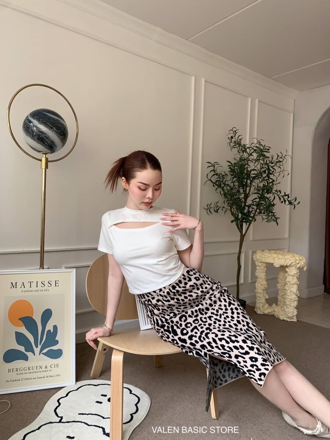 พร้อมส่ง• t-shirt candy •เสื้อยืดดีเทลเว้าอก ป้าย valen basic store ใส่ออกมาแล้วไม่โป๊เนื้อผ้าดี ...