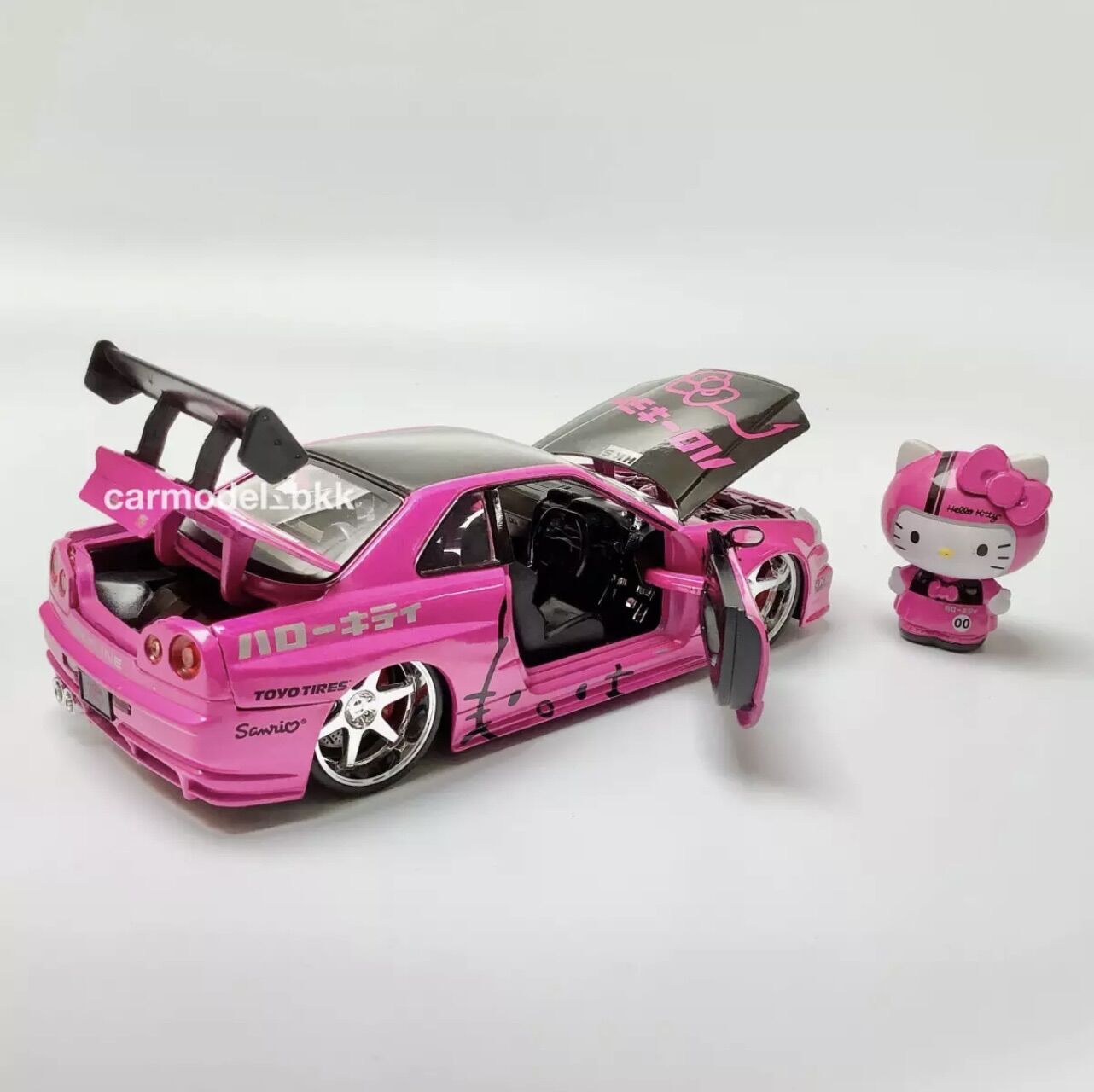 1:24 Hello Kitty & 2002 Nissan Skyline GT-R (BNR34) (Hello Kitty) [JADA ...