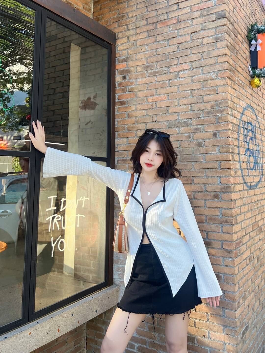 SHEENY NEW LOOK WINE TOP เสื้อแขนยาวตกแต่งกุ้นช่วงคอ ขนกระดิ่งหน่อยๆ ...