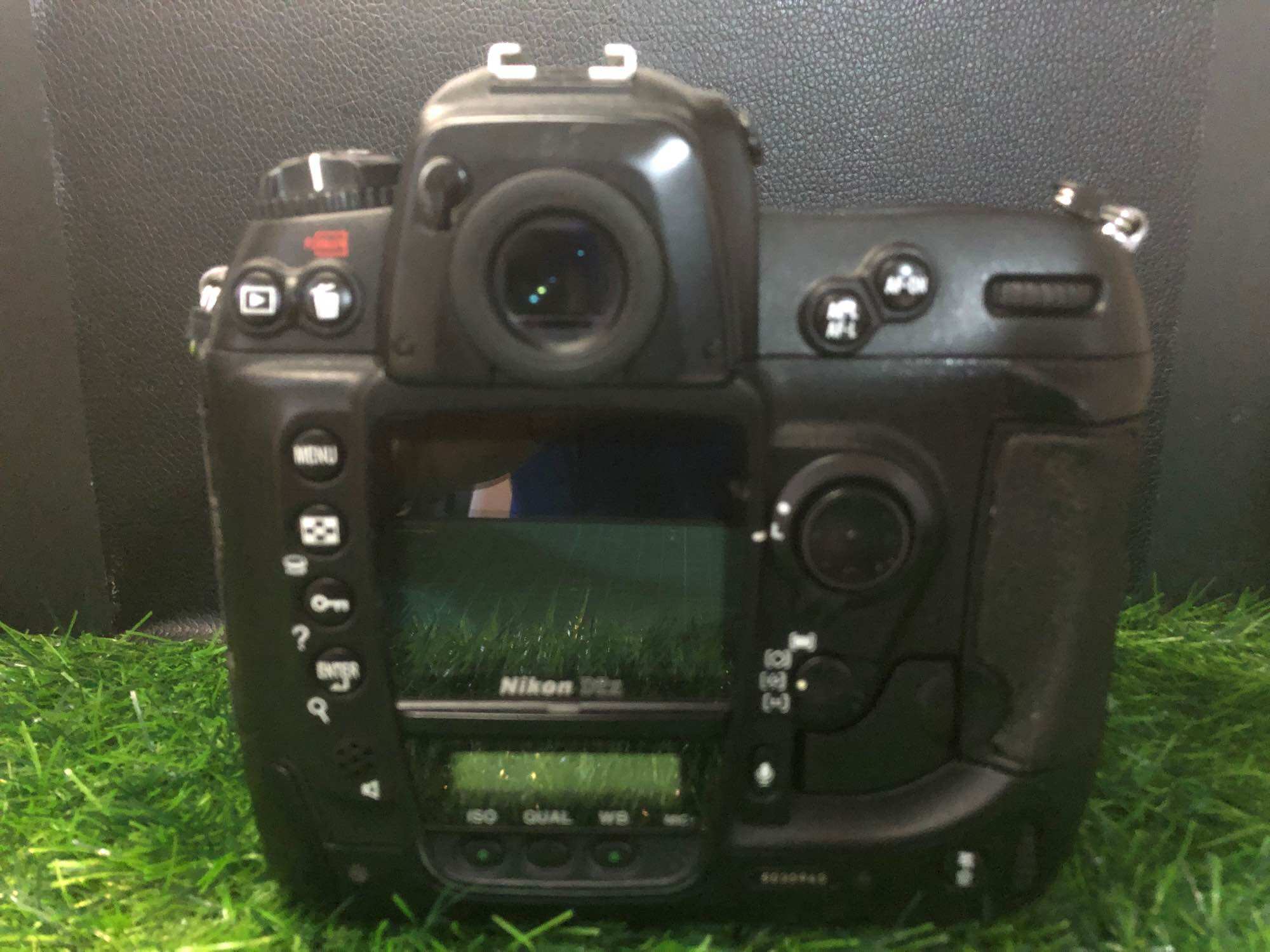 กล้อง nikon D2x - A two hands - ThaiPick