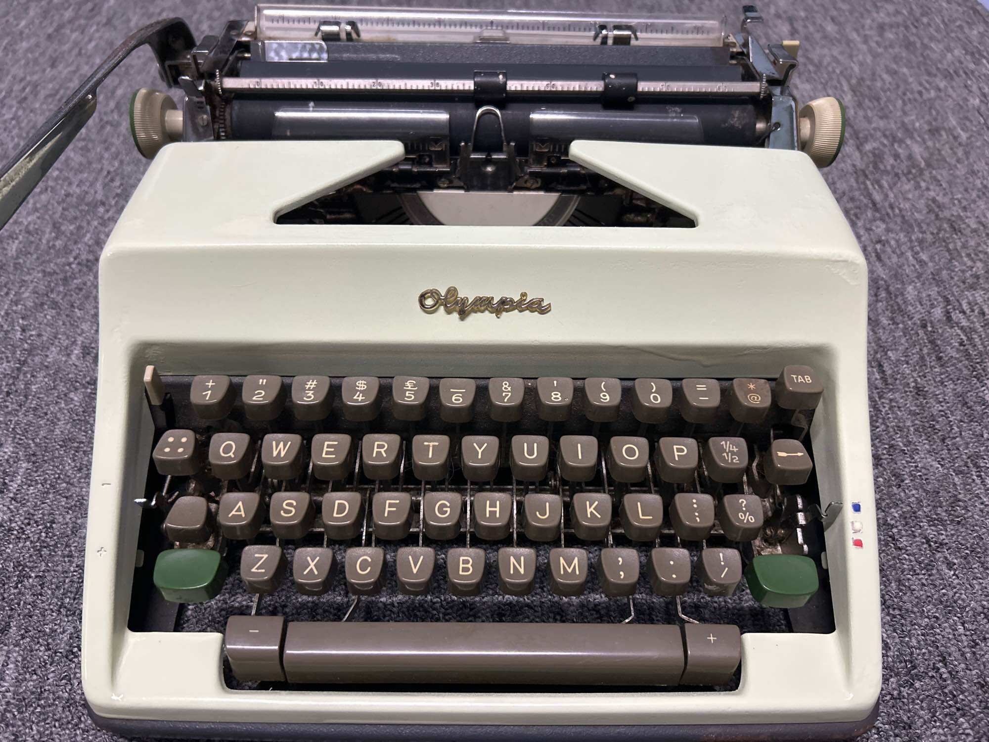 เครื่องพิมพ์ดีดภาษาอังกฤษ Olympia Western Germany Typewriter English ...