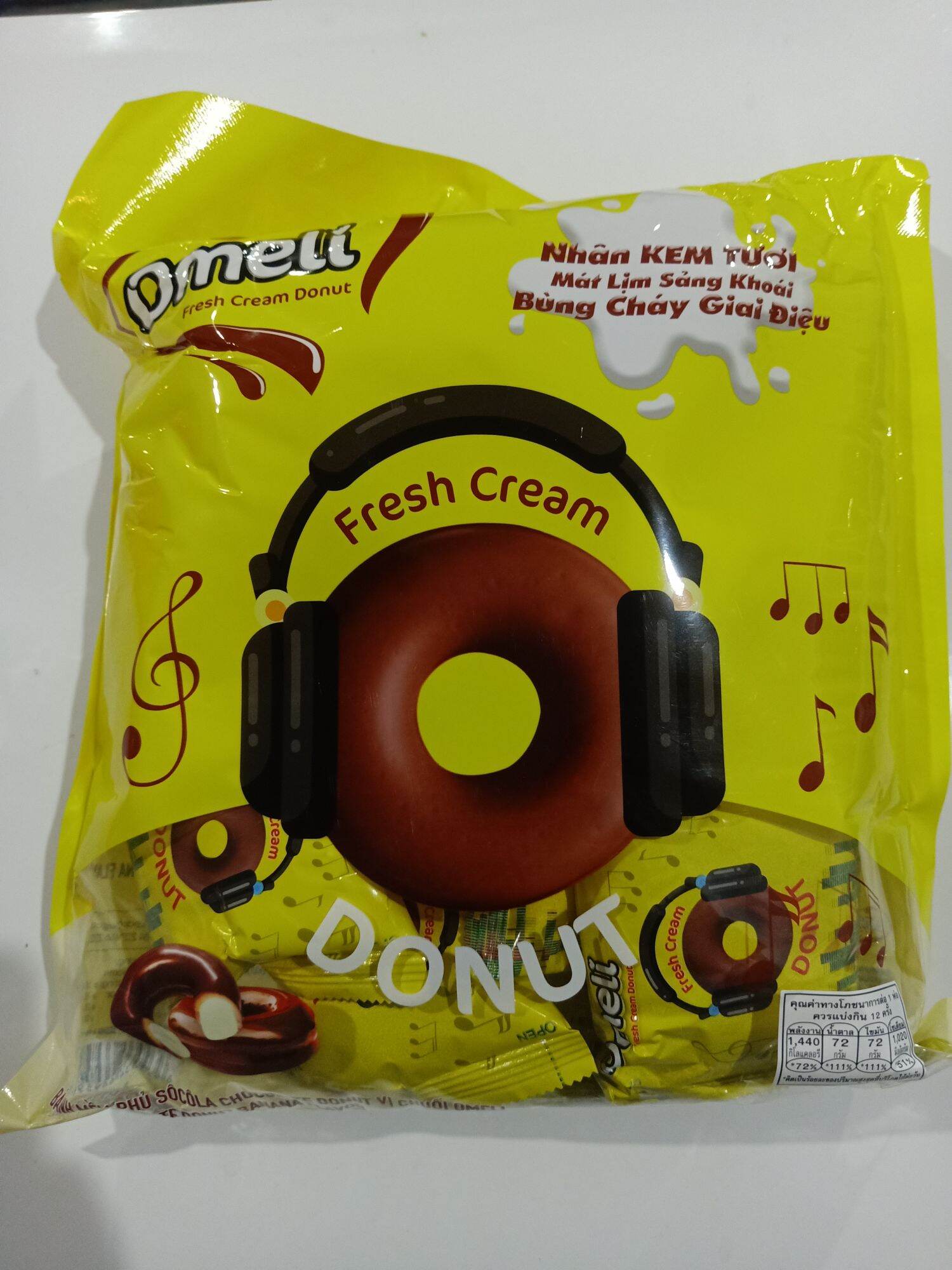 โดนัท ขนมโดนัทโอมีลี่ Omeli Fresh Cream Donut ขนมโดนัทเคลือบครีมช็อคโก ...