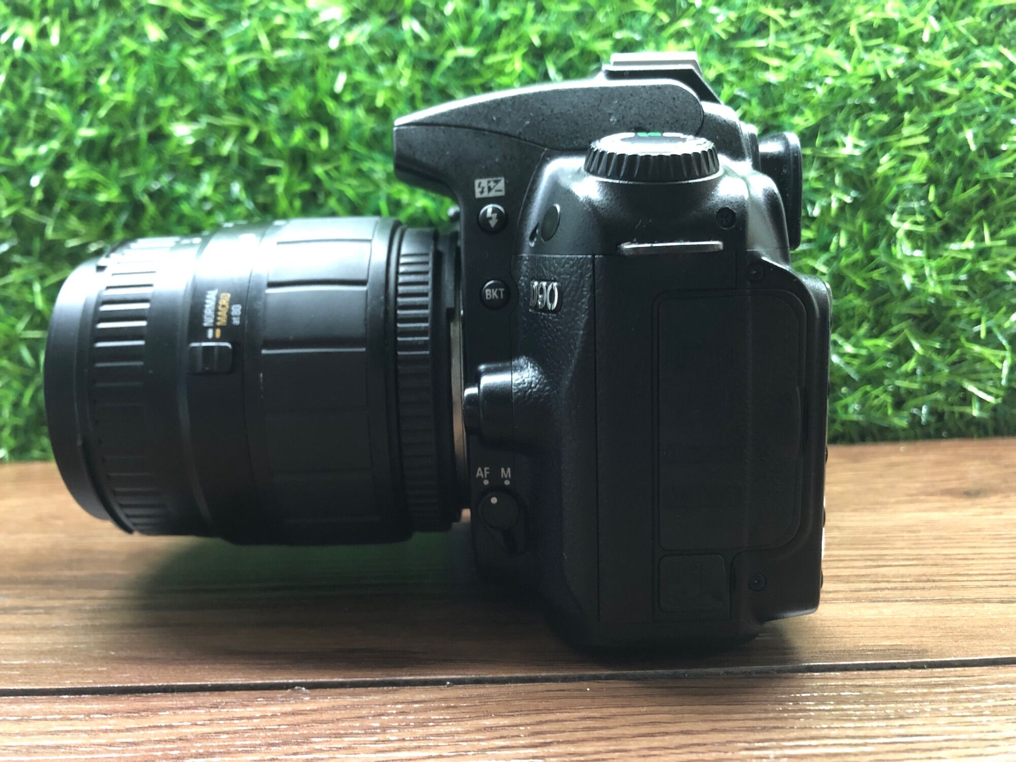 Nikon D90 - A two hands - ThaiPick