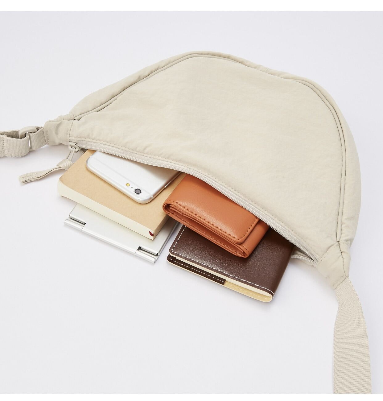 กระเป๋าสะพายข้าง Uniqlo Round mini shoulder bag - Shop Shop for you ...