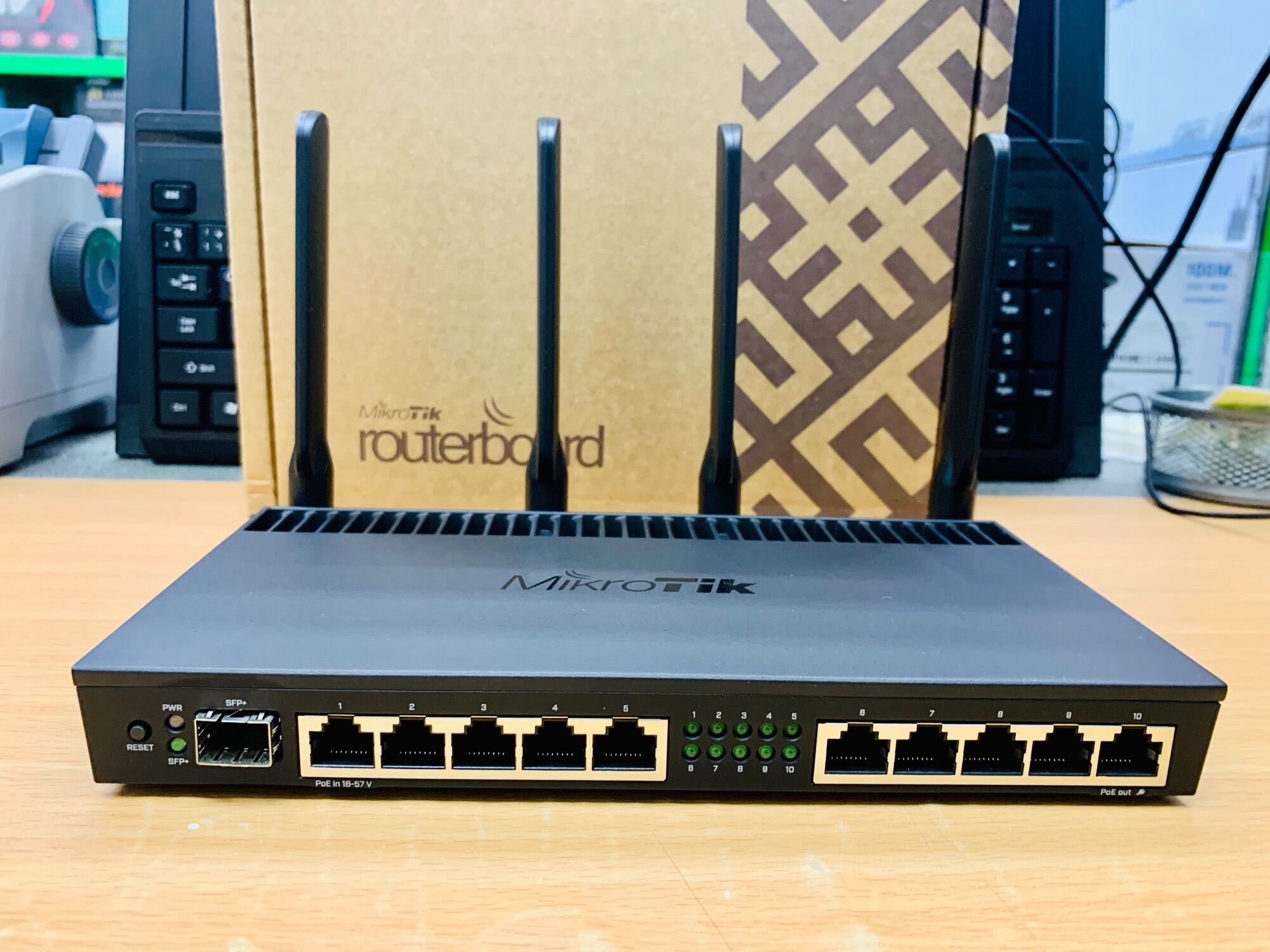 MIKROTIK Router Board (RB4011iGS+5HacQ2HnD-IN) Wireless AC1900 Dual ...