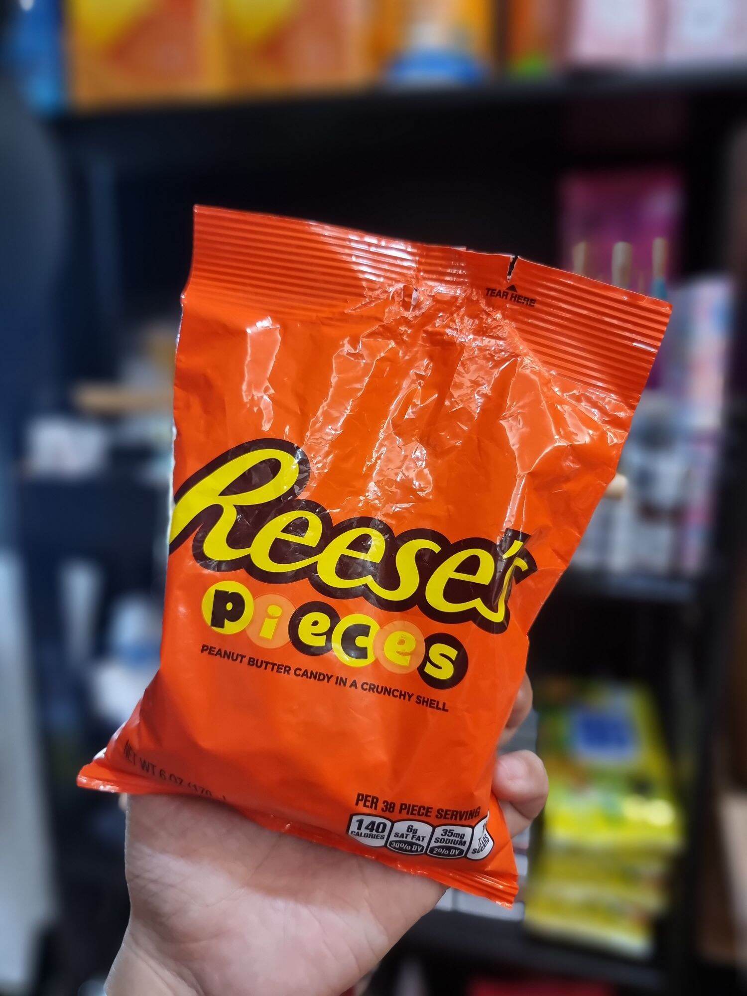 Reese's Piece Peanut Butter Candy in a Crunchy Shell อร่อยหยุดไม่ได้ ...
