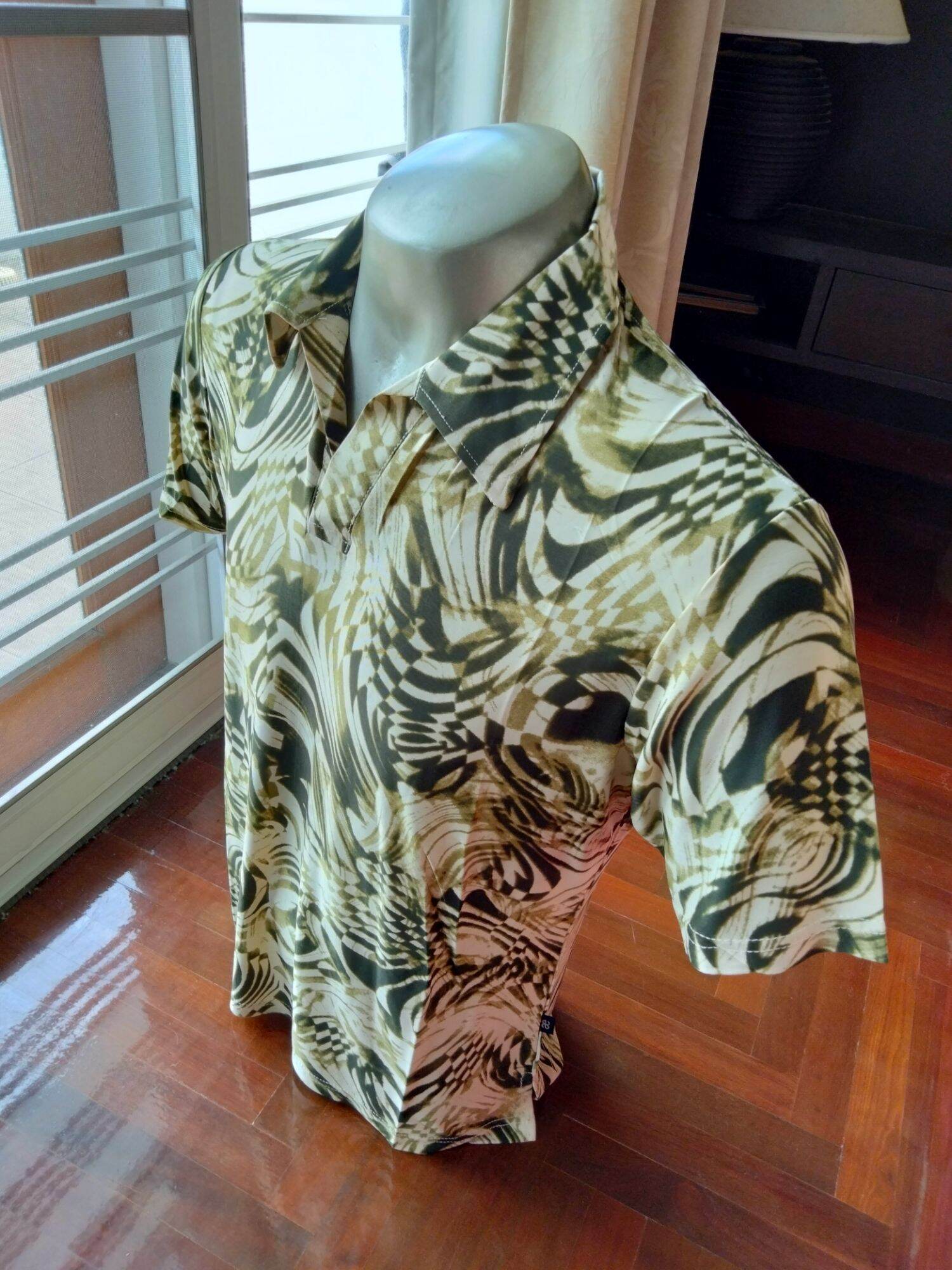 เสื้อคอปกโปโลปีกนกลายพิมพ์กราฟฟิคครีมน้ำตาล - maenkind - ThaiPick