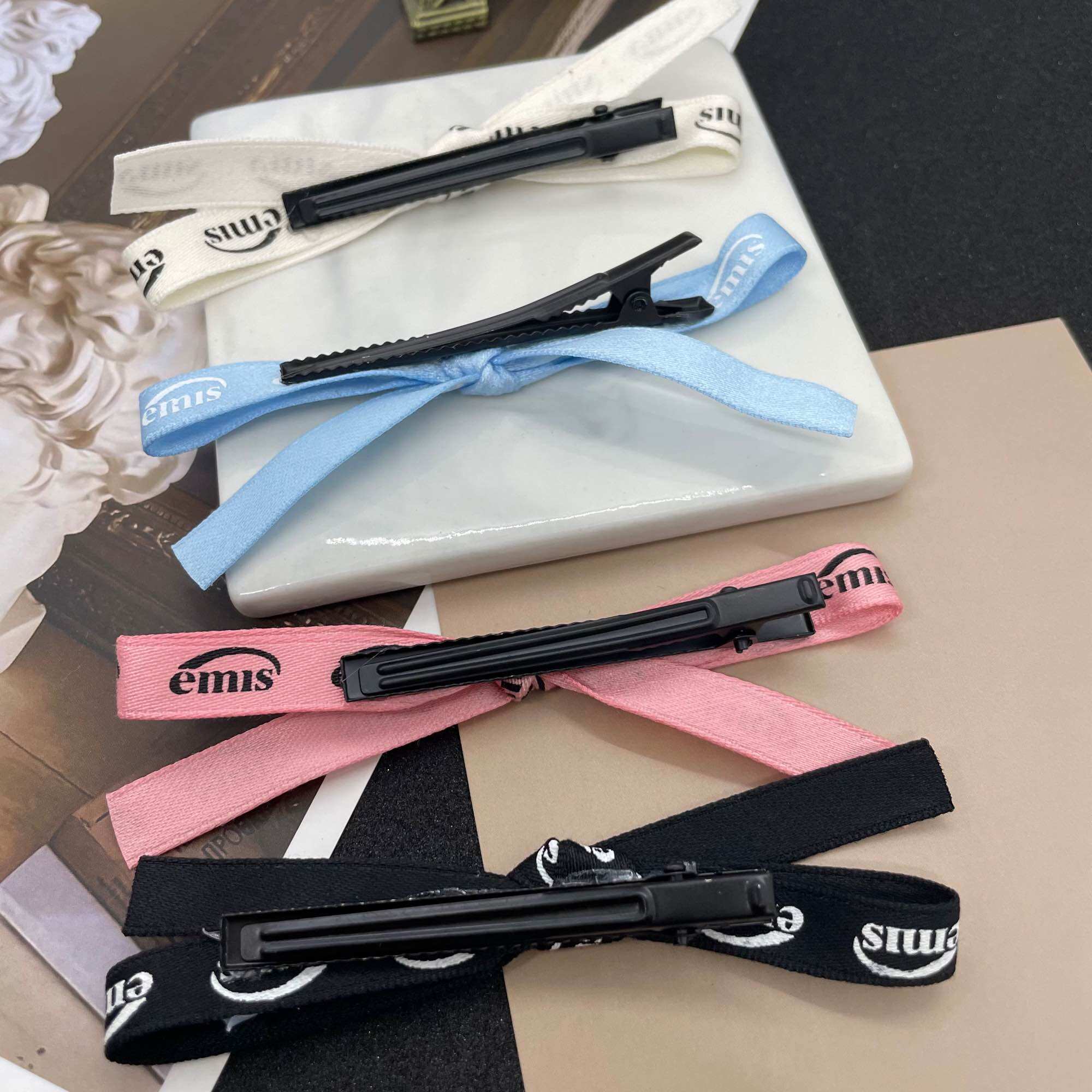 EMIS NEW LOGO RIBBON HAIR CLIP ที่หนีบผม ริบบิ้น โลโก้ใหม่ EMIS เกาหลี ...