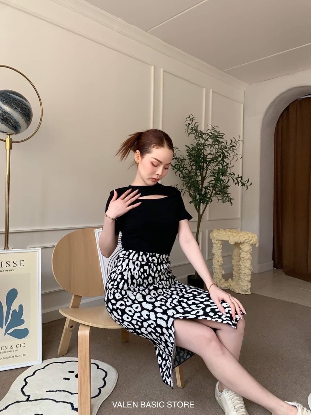 พร้อมส่ง• t-shirt candy •เสื้อยืดดีเทลเว้าอก ป้าย valen basic store ใส่ออกมาแล้วไม่โป๊เนื้อผ้าดี ...