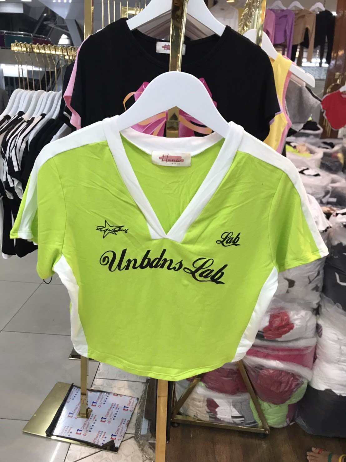 เสืัอครอปสั้นคอวีแถบข้างเอวลายUnbdns | Lazada.co.th