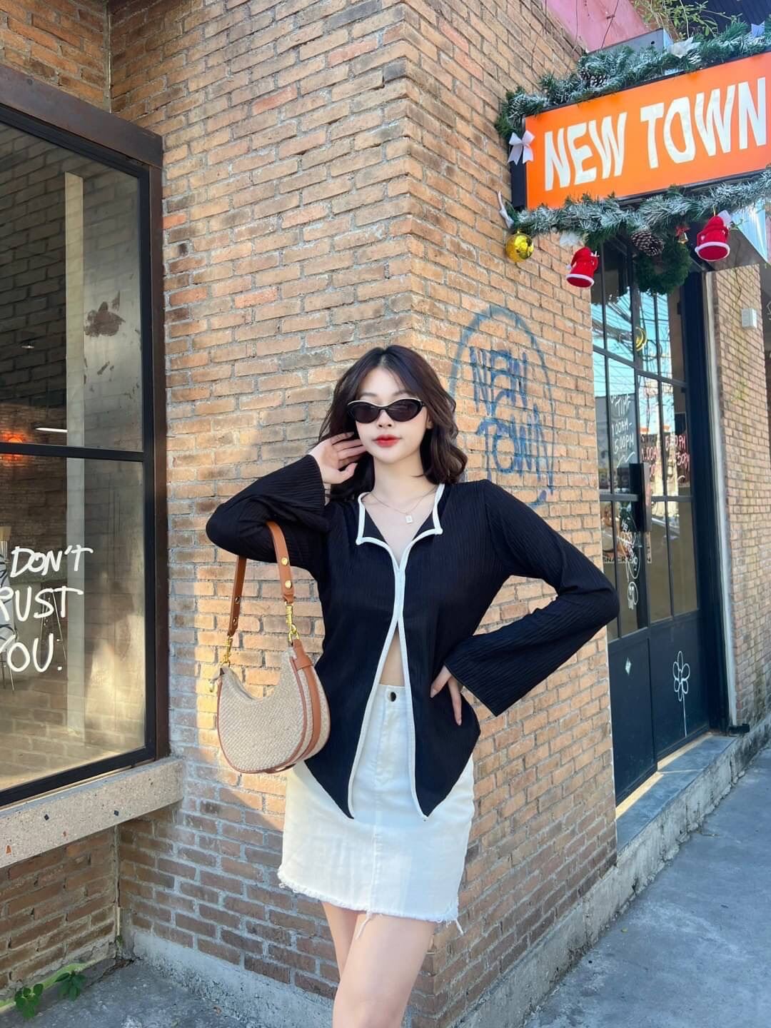 SHEENY NEW LOOK WINE TOP เสื้อแขนยาวตกแต่งกุ้นช่วงคอ ขนกระดิ่งหน่อยๆ ...