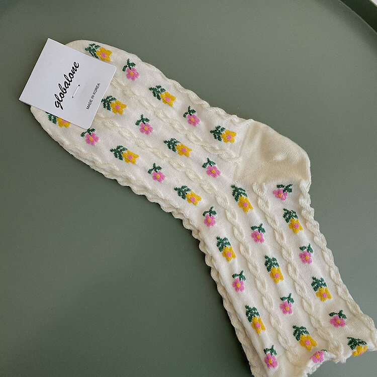 Aero Socks ถุงเท้าแบบซ้อนลายเกลียวลายดอกไม้เล็กแนววินเทจจากทงแดมุน