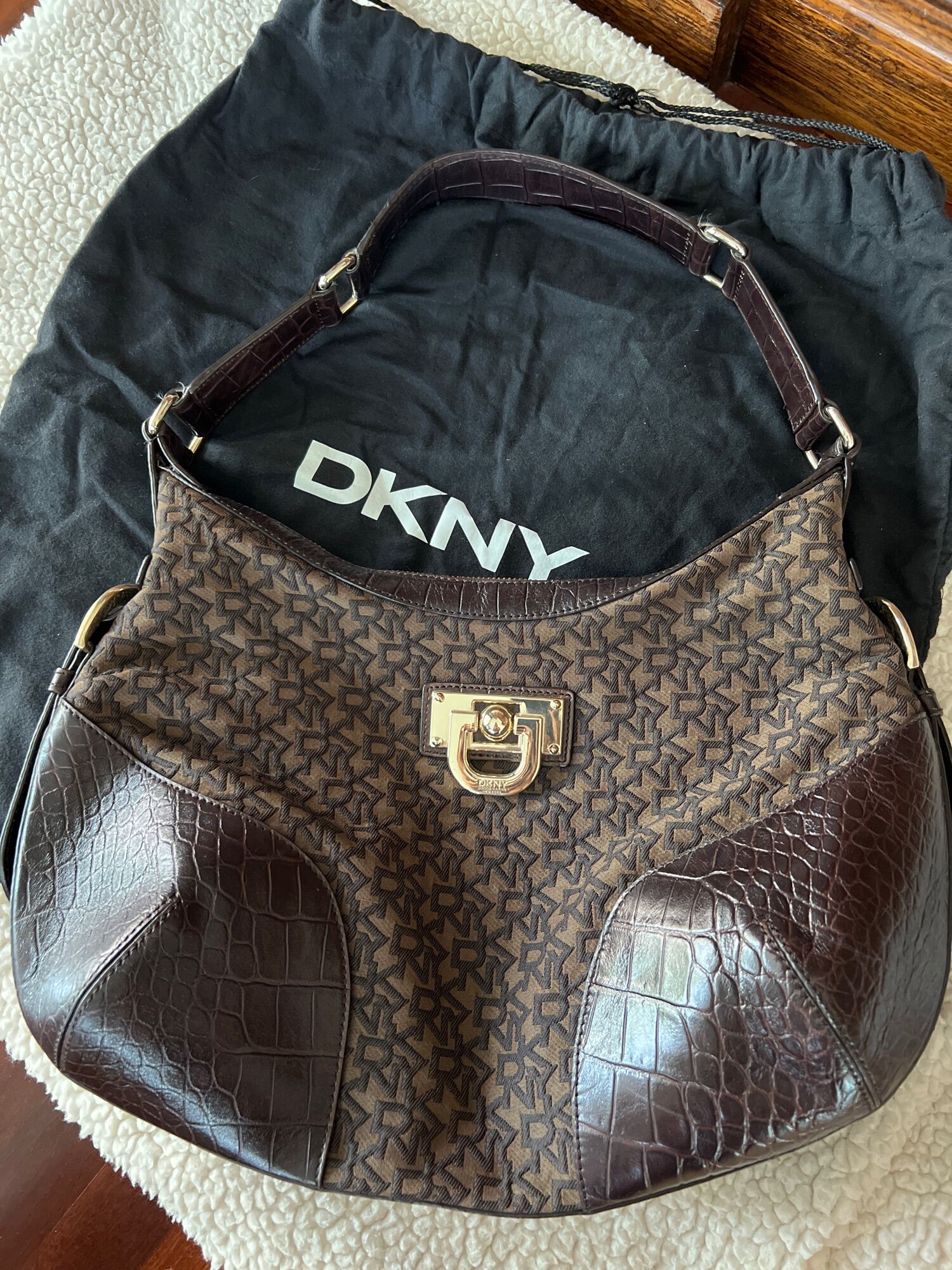 กระเป๋าสะพายข้าง DKNY แท้ มือสองสภาพดี แคนวาส+หนังสีน้ำตาลเข้ม อะไหล่สีทองอ่อนๆ ขนาดของกระเป๋า ...