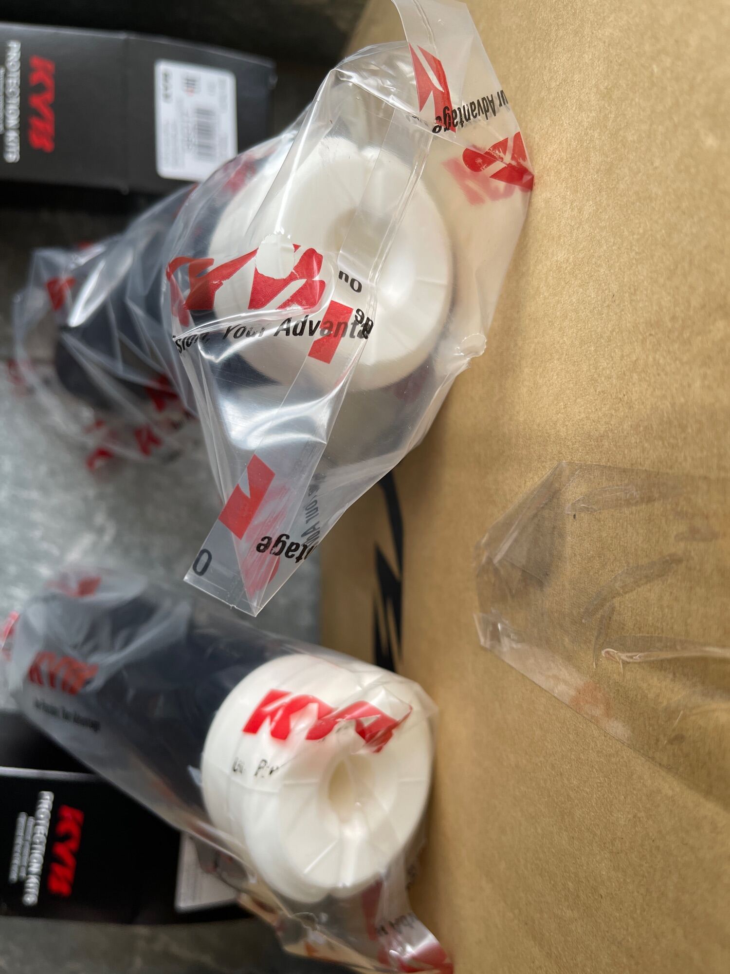 KYB กันฝุ่น+ กันกระแทก โช้คอัพหลัง Mazda 2 DJ Skyactive / Mazda CX-3 [1 คู่ ] ซ้าย-ขวา SB5217 ...