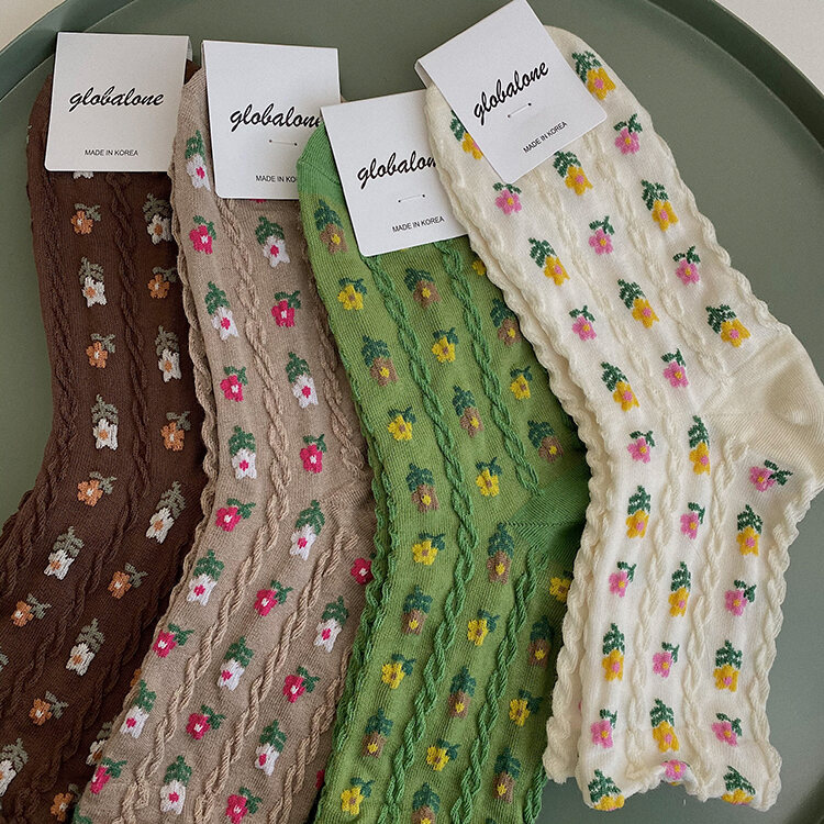 Aero Socks ถุงเท้าแบบซ้อนลายเกลียวลายดอกไม้เล็กแนววินเทจจากทงแดมุน