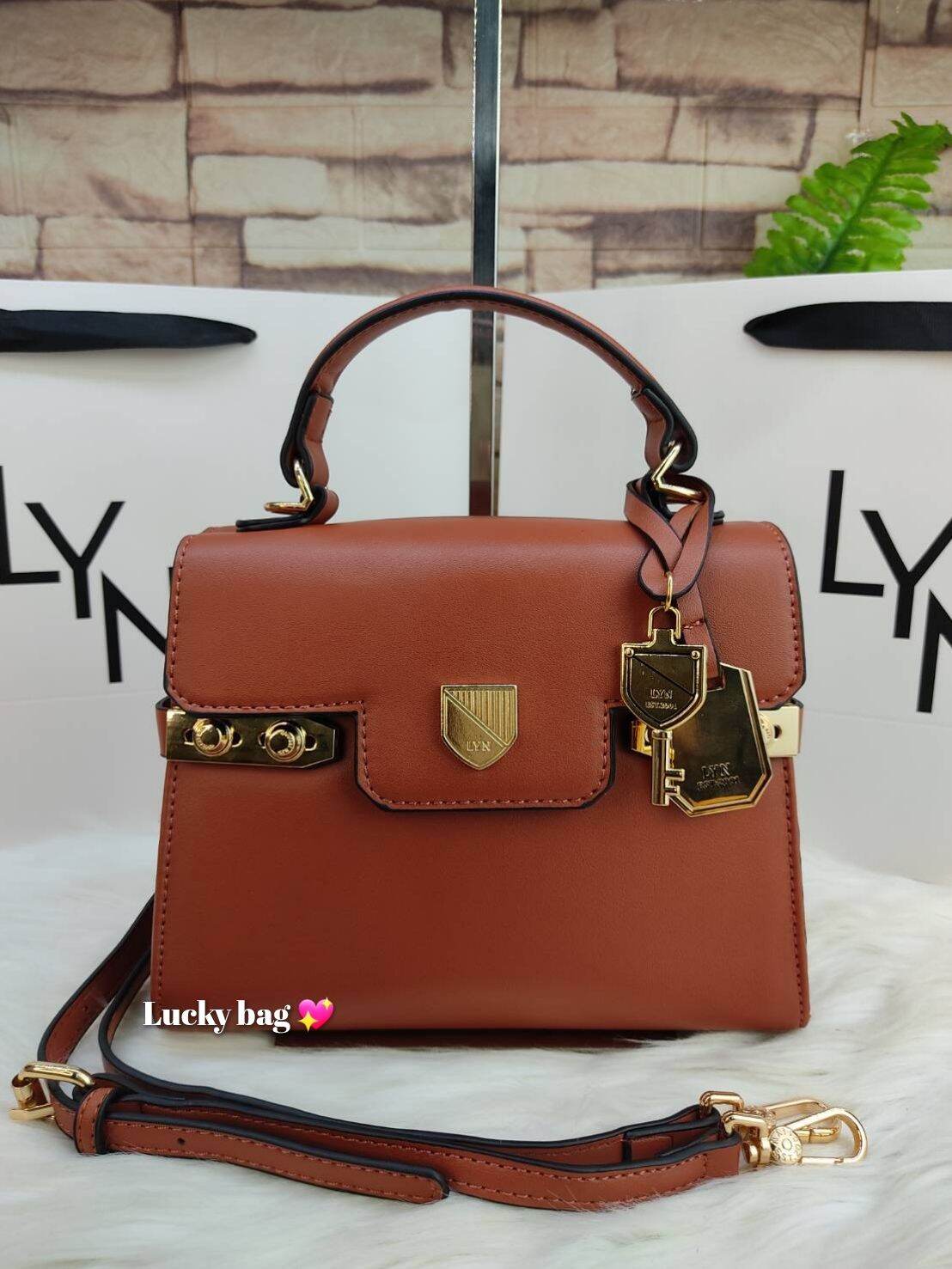 กระเป๋าถือ Outlet LYN Academic Plain S Top Handle Bag 8" | Lazada.co.th