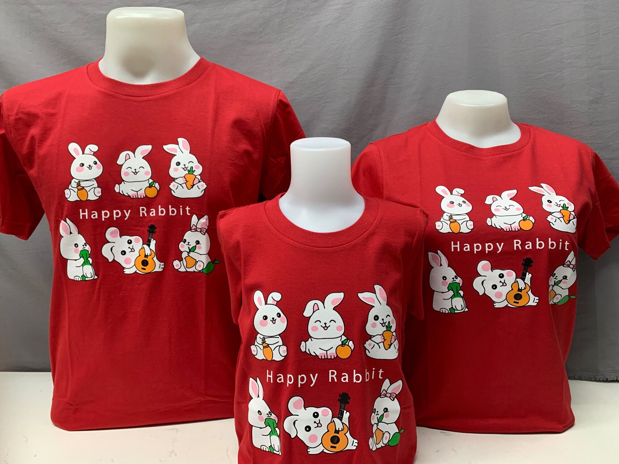 เสื้อยืดเป่ายิ้งฉุบ เสื้อยืดครอบคร้วอบอุ่น สีแดงลาย happy rabbit สวมใส่ ...